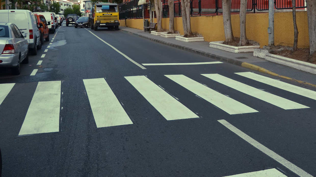 La línea transversal continua del paso para peatones: Todo lo que ...